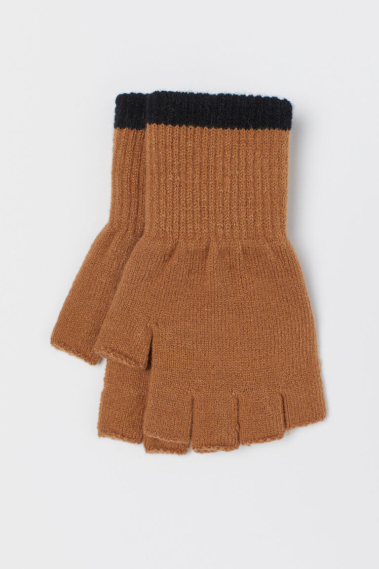Fine-knit fingerless gloves