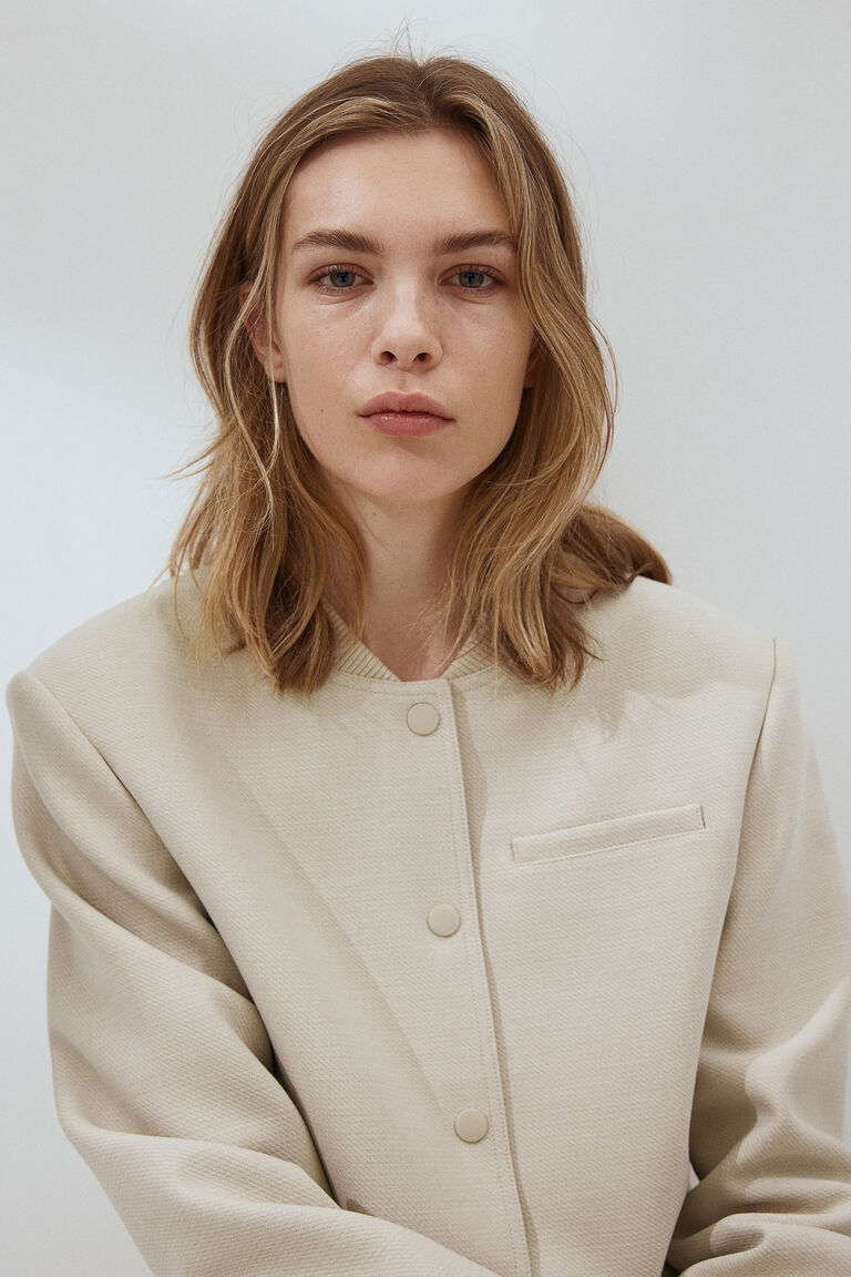 Short shoulder-pad jacket