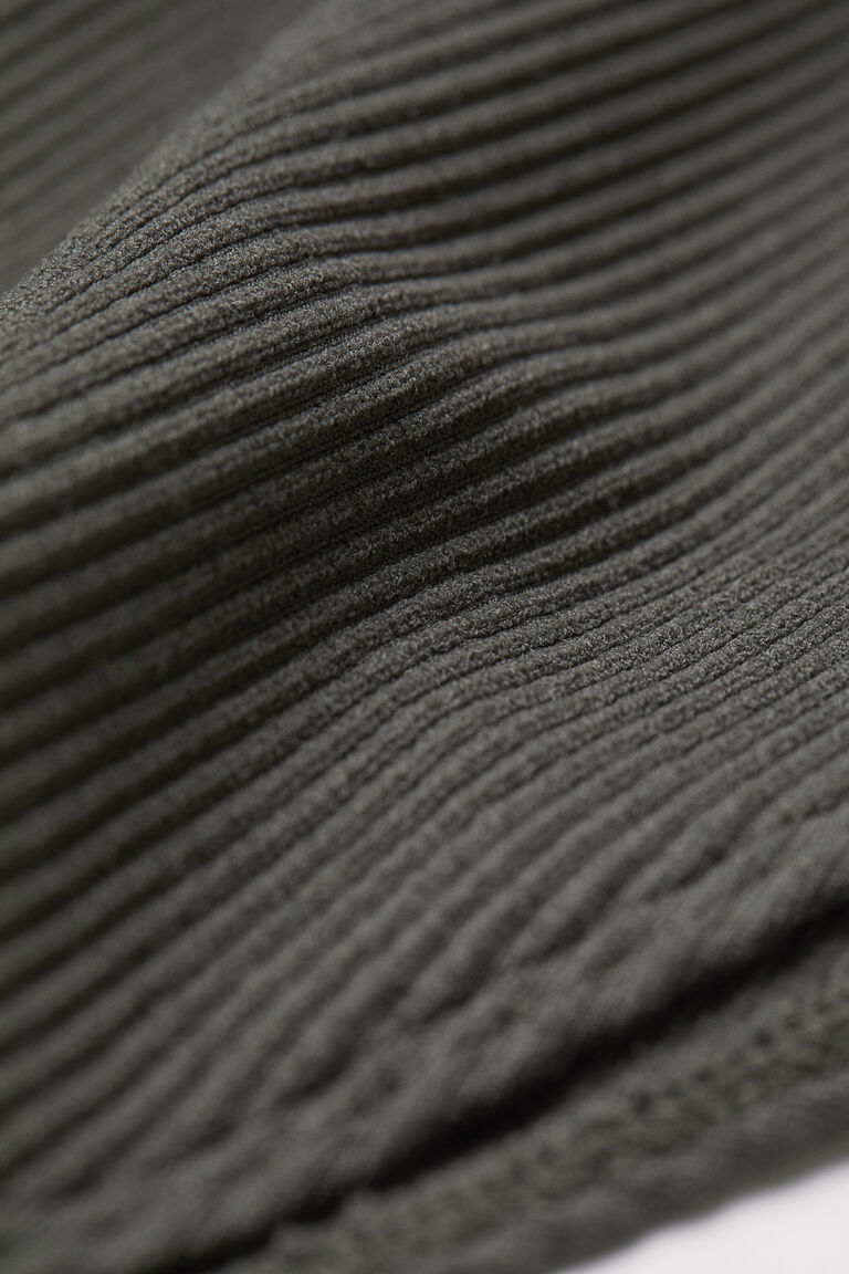 Seamless ribbed body