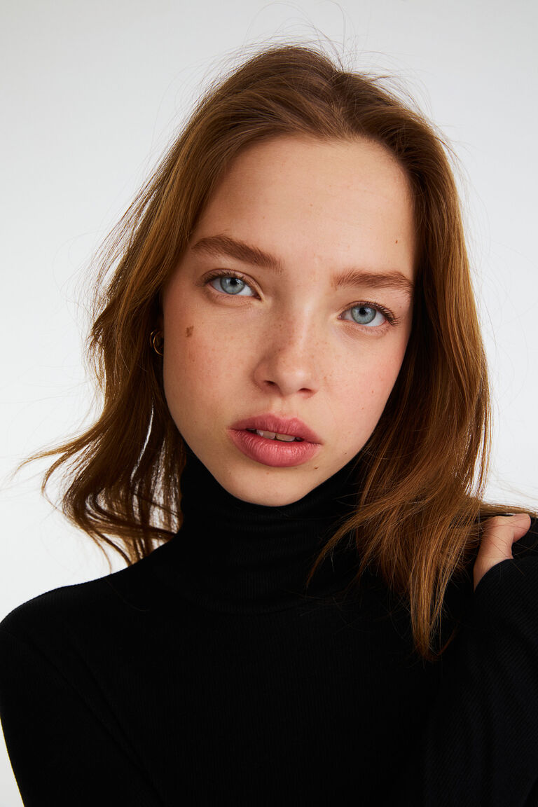 Ribbed polo-neck body