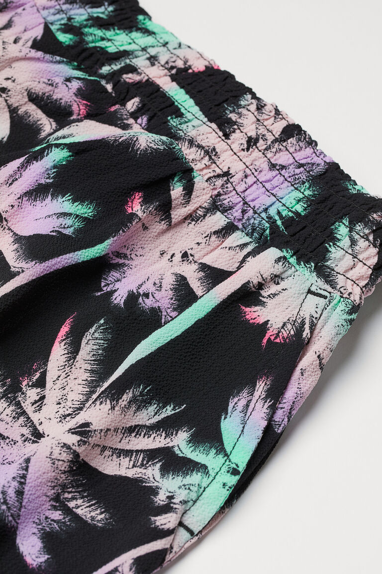 Patterned pull-on shorts