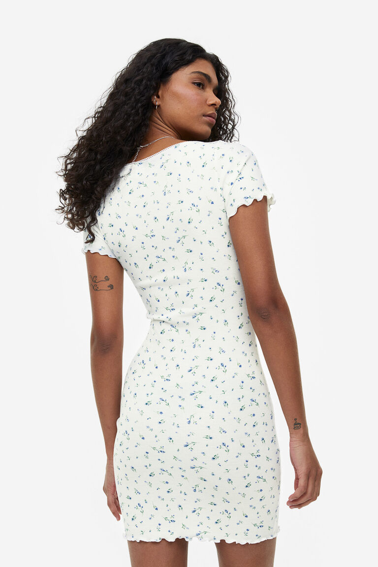 Gaun bodycon berhias renda