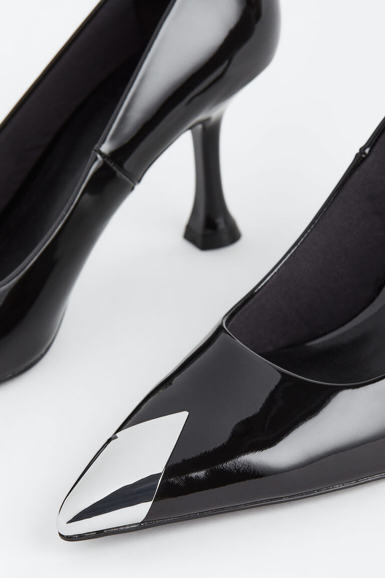 Court shoes
