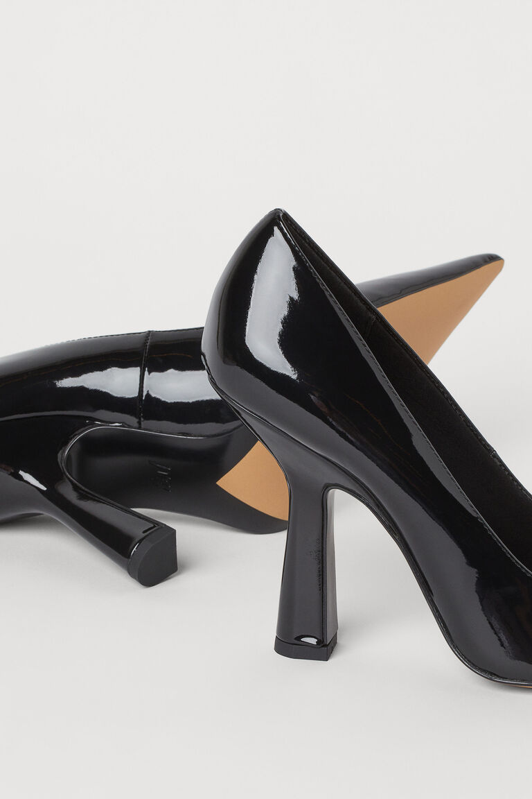 Court shoes