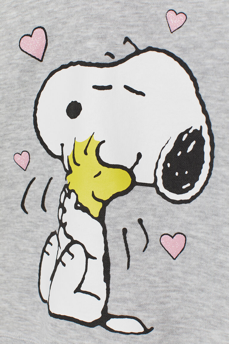 Hooded top with a motif