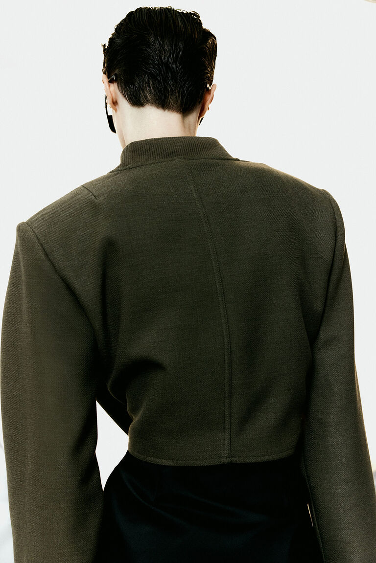 Short shoulder-pad jacket