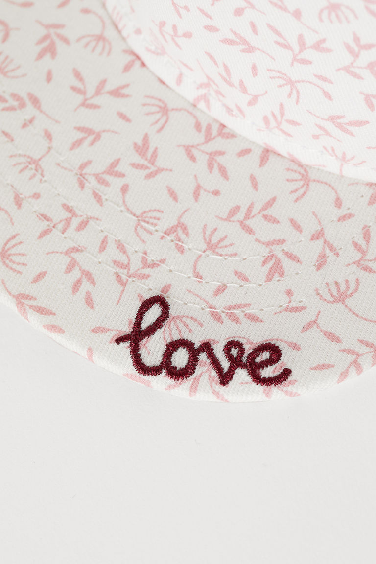 Cap with an appliqué