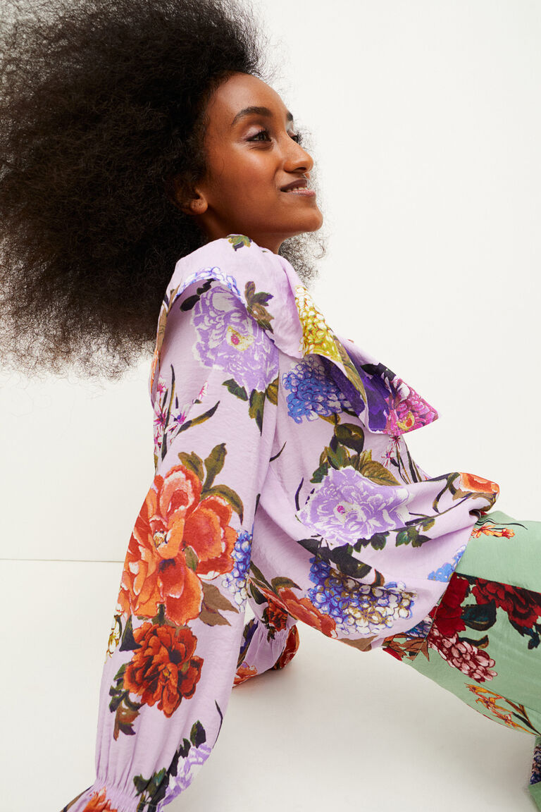 Patterned flounced blouse