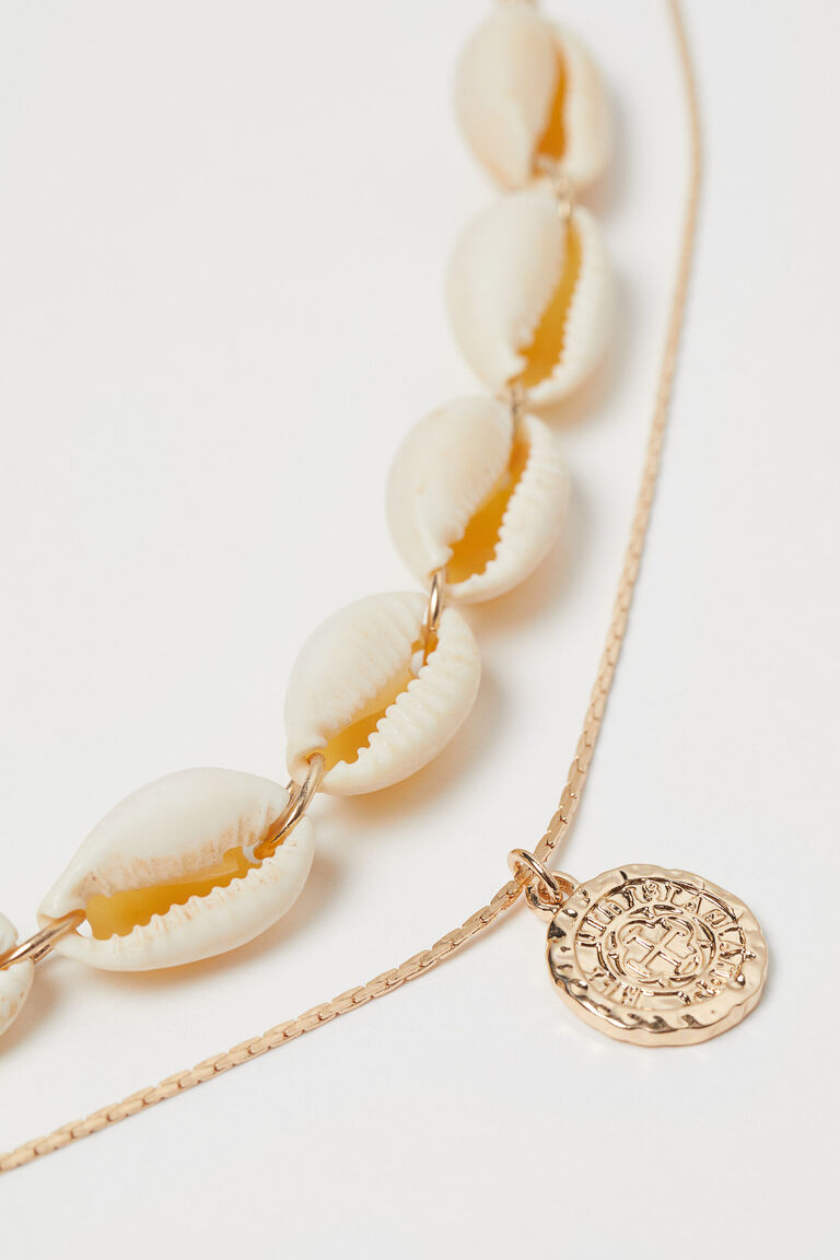 Necklace with shells