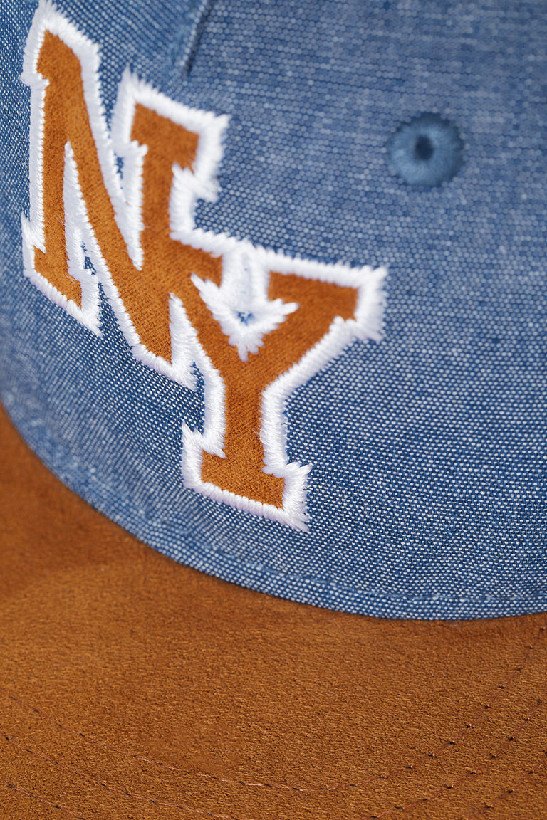 Cap with an appliqué