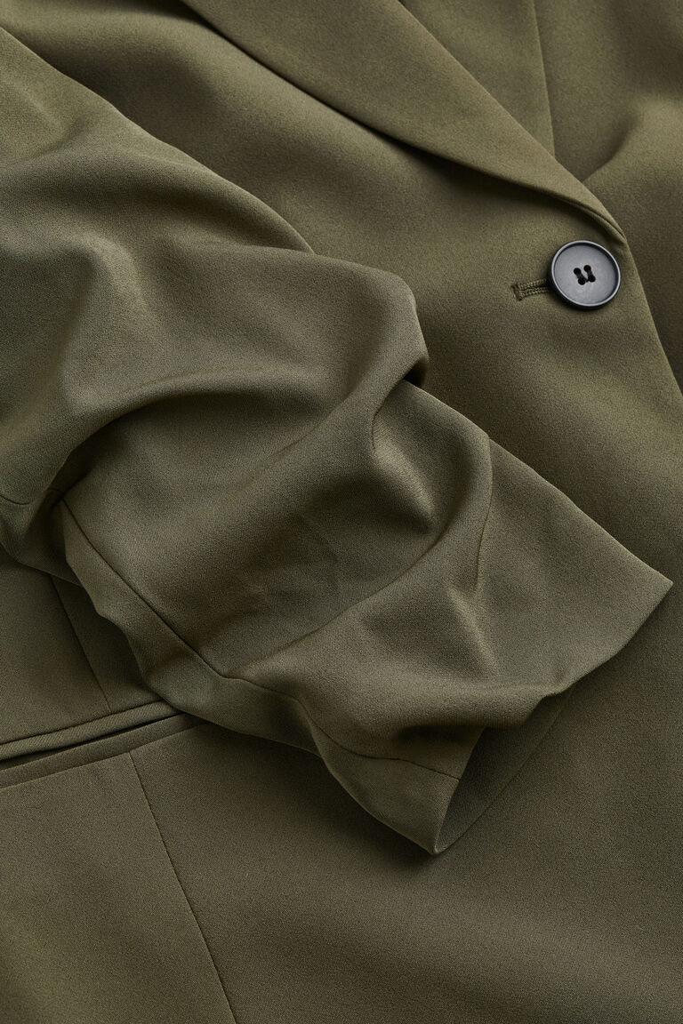 Gathered-sleeve jacket