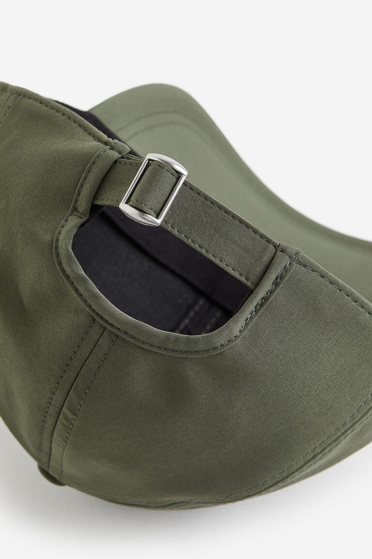 Water-repellent sports cap
