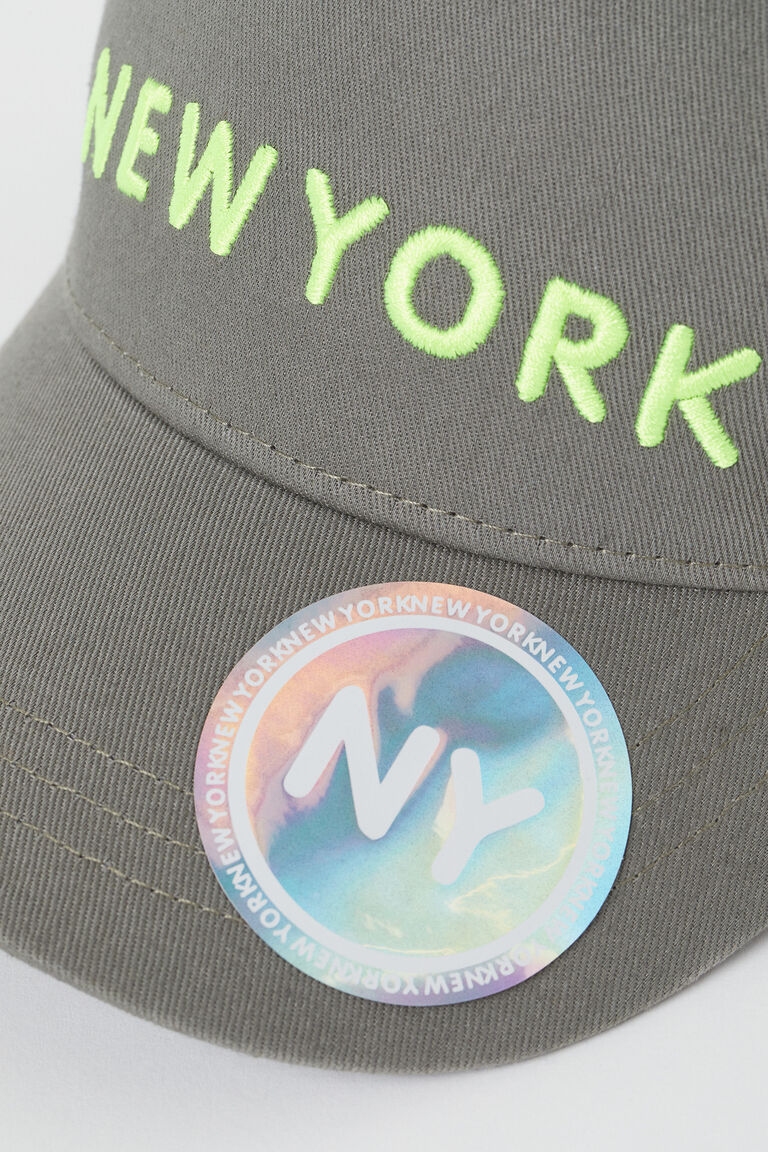 Motif-front twill cap