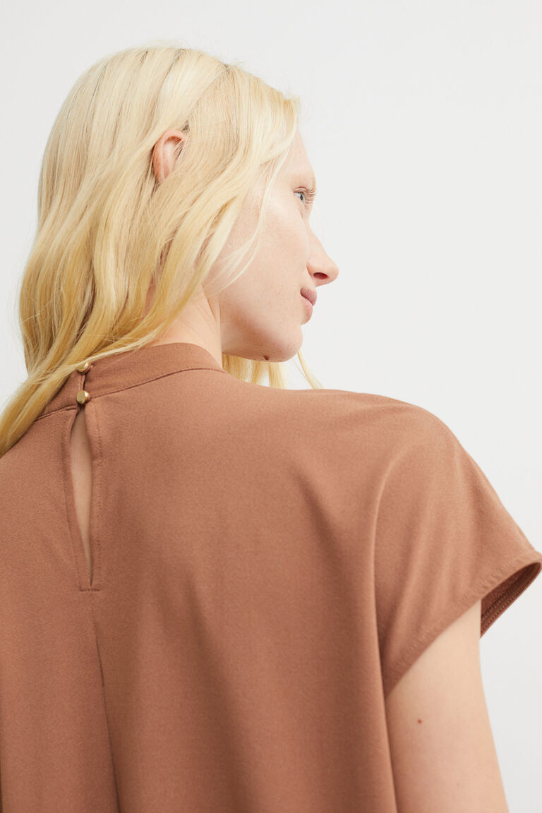 Stand-up collar top
