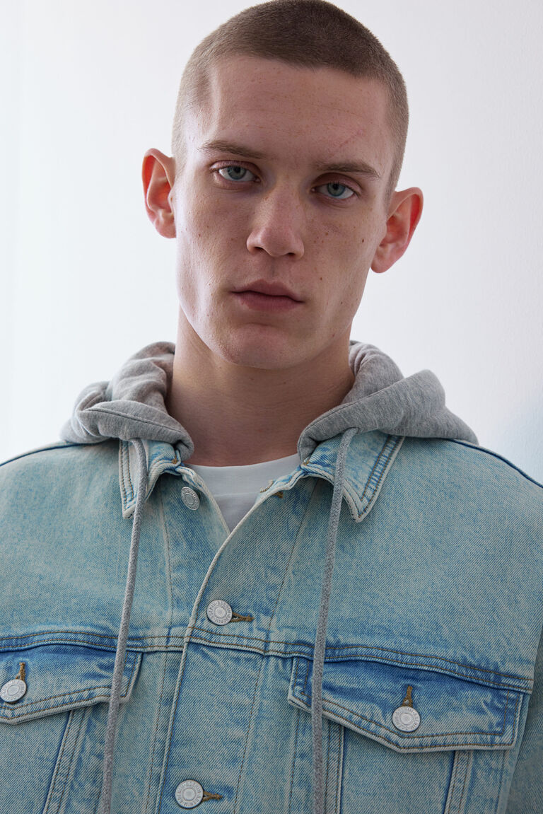 แจ็คเก็ตเดนิมมีฮู้ดทรงสลิม