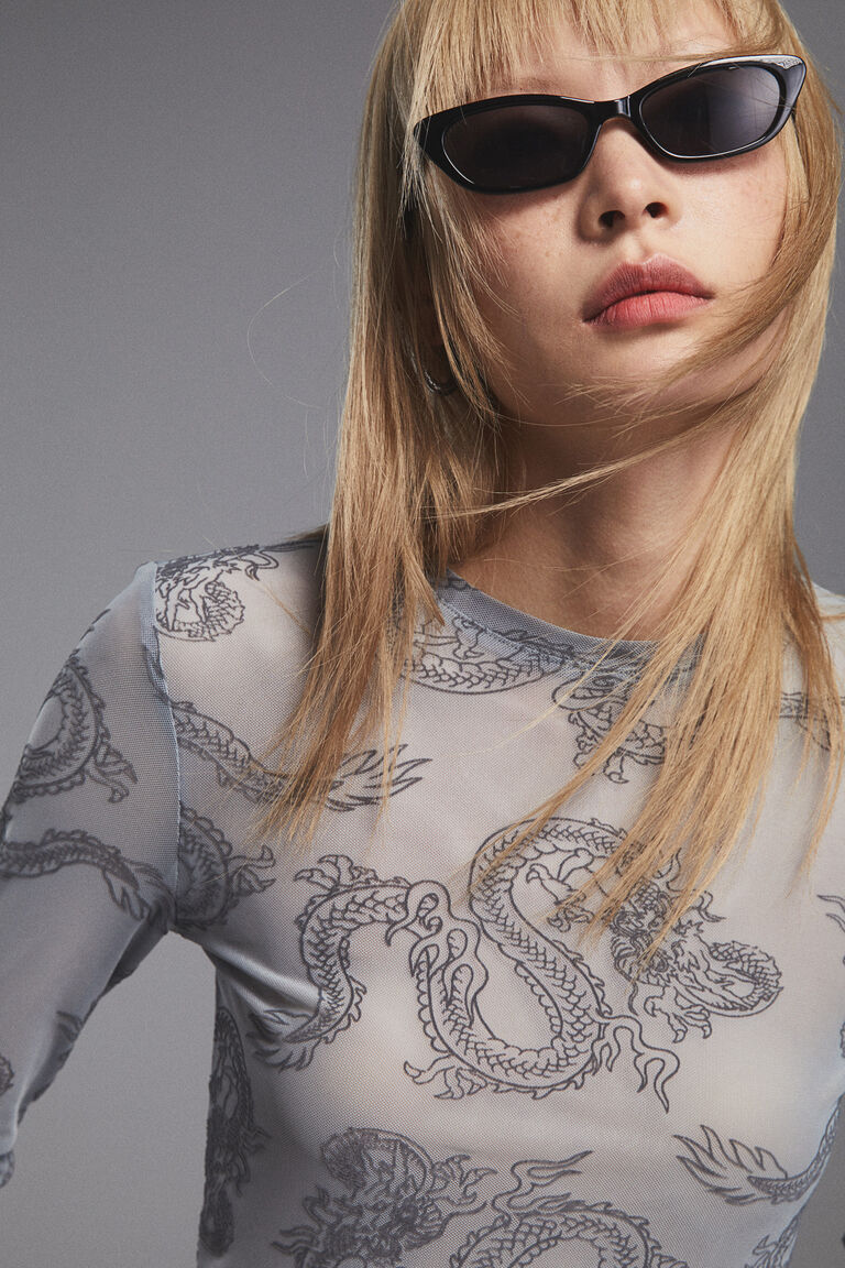 ซื้อ Flock-print mesh top สี ออนไลน์ สำหรับผู้หญิง | H&M Thailand