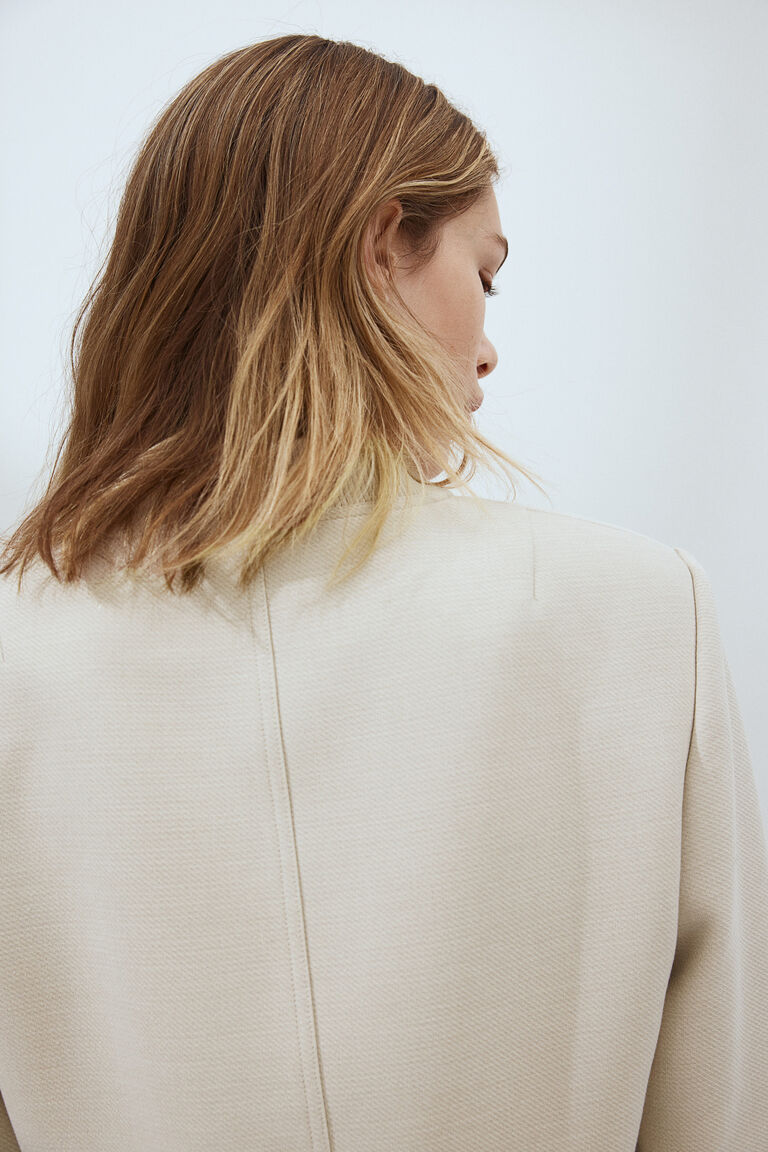 Short shoulder-pad jacket