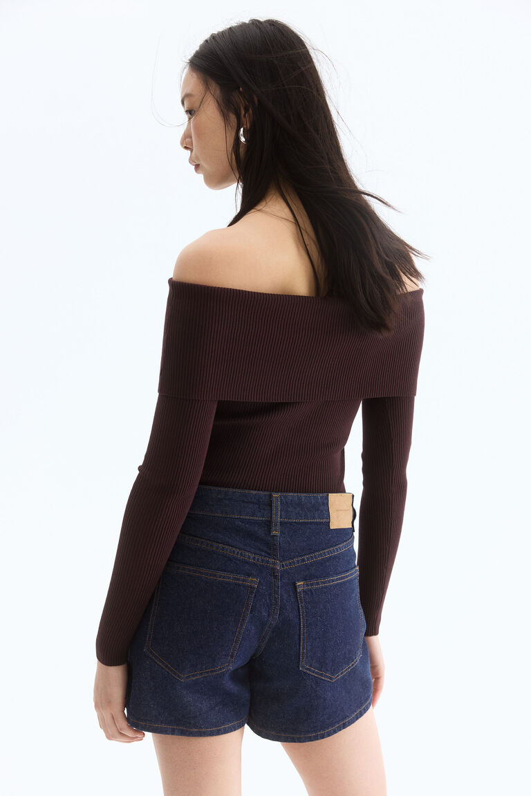 Atasan off-the-shoulder dengan rajutan rib