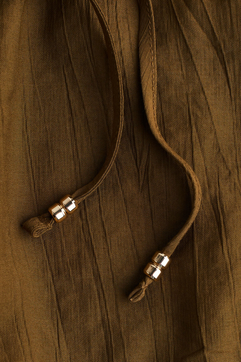 กางเกงขาสั้นแบบดึงขึ้น