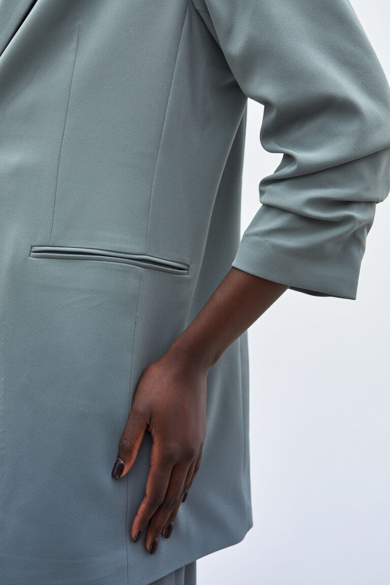 Gathered-sleeve jacket