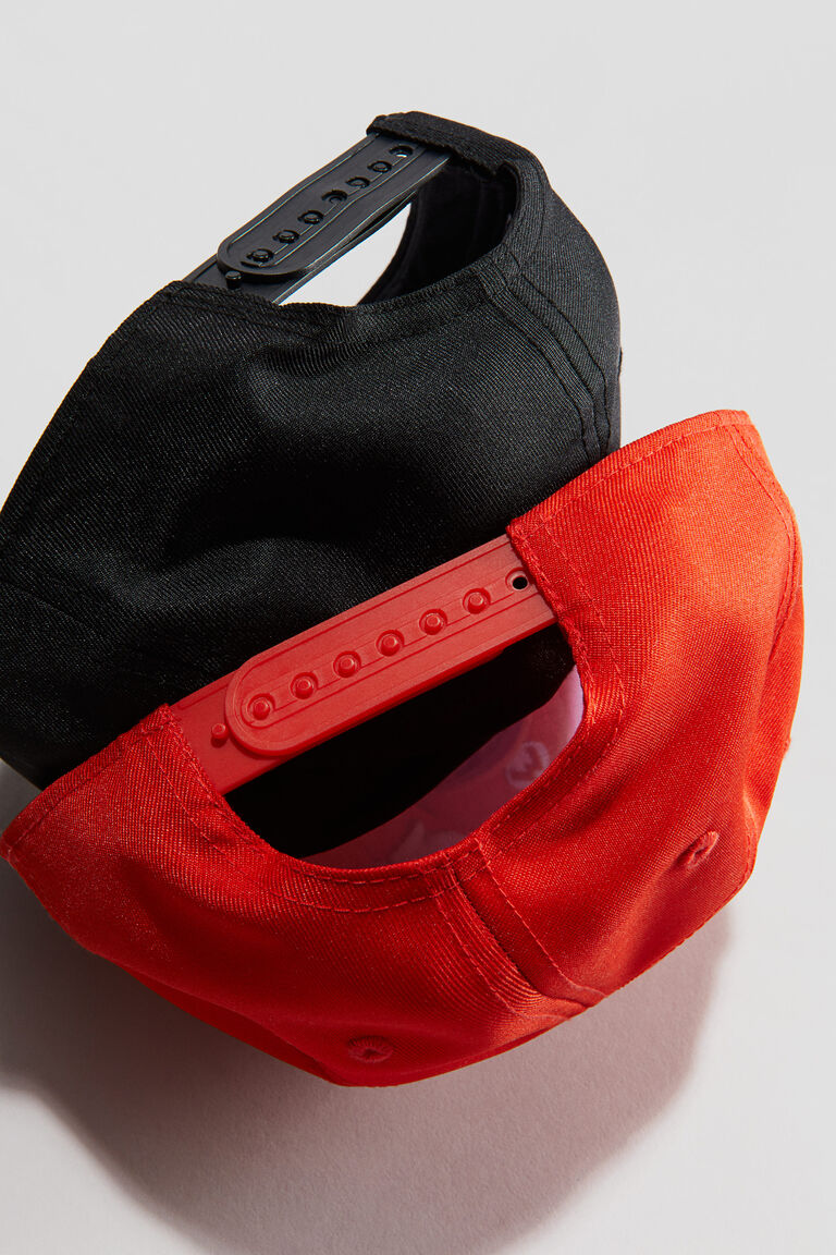 2-pack print-motif caps