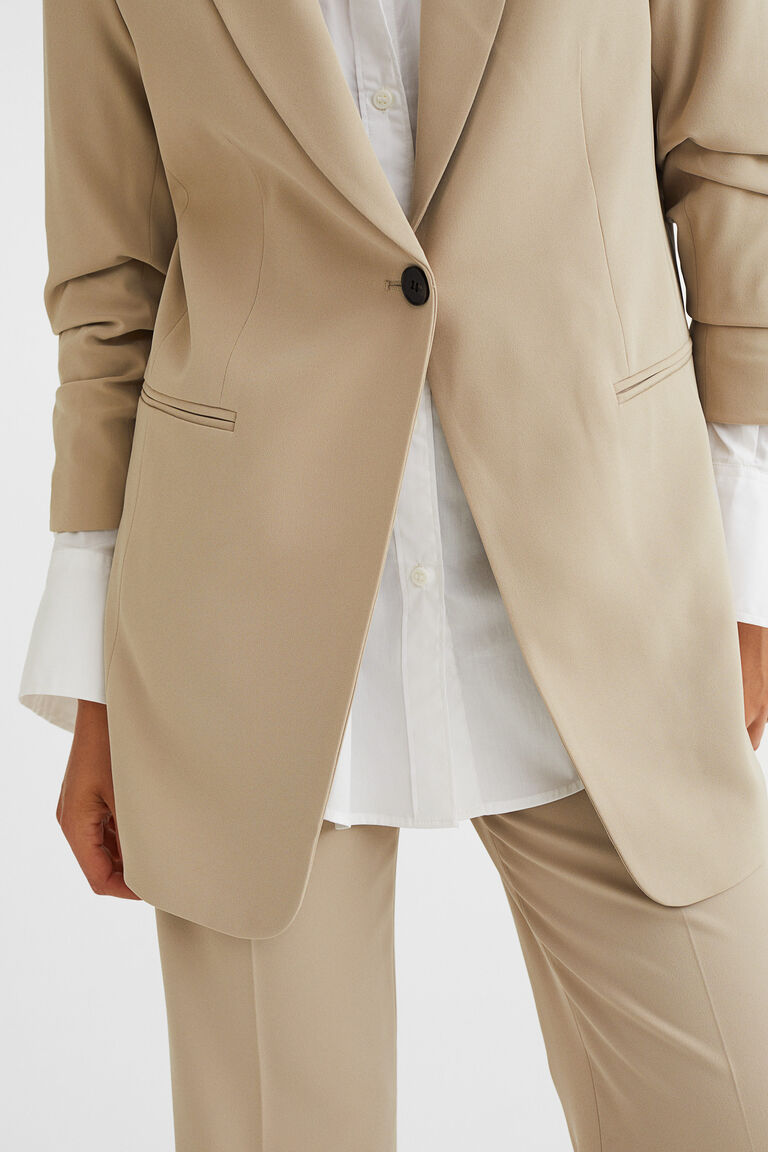 Gathered-sleeve jacket