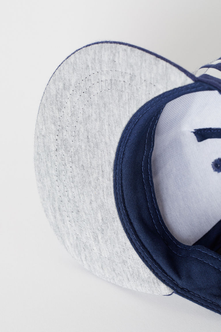 Cap with an appliqué