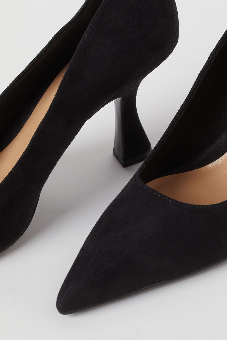 Pointed-toe court shoes