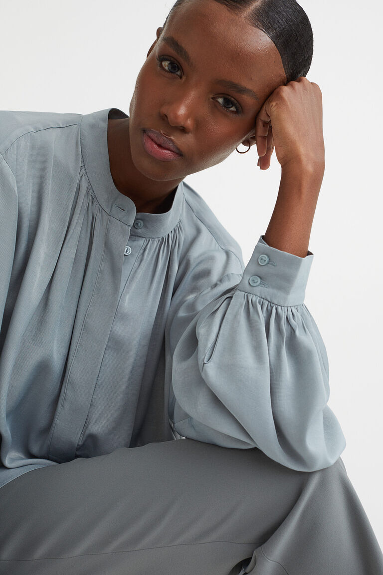 Balloon-sleeved blouse