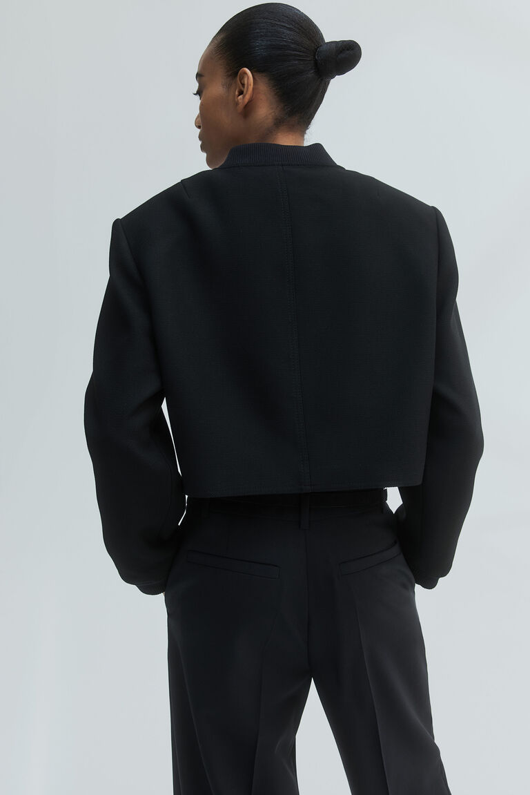 Short shoulder-pad jacket