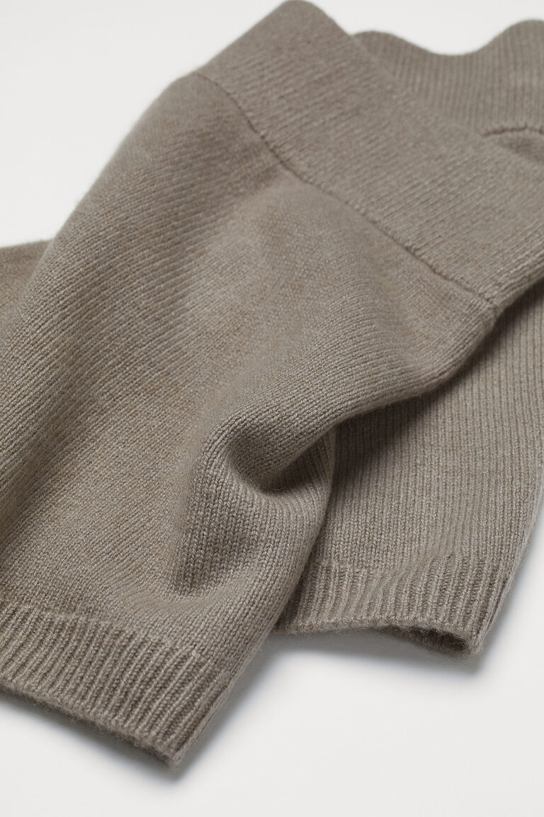 Fine-knit cashmere shorts