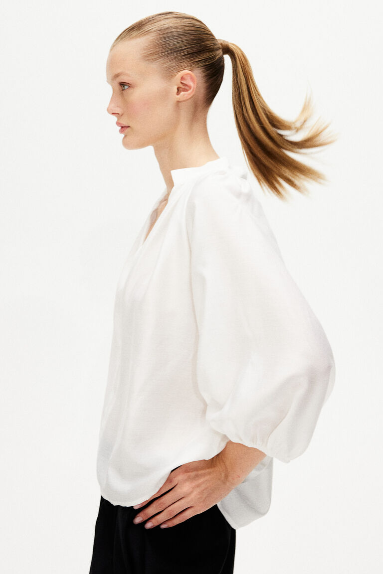 Balloon-sleeved blouse
