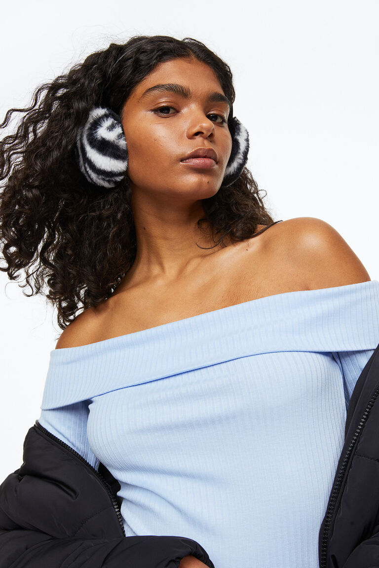 Off-the-shoulder ribbed top