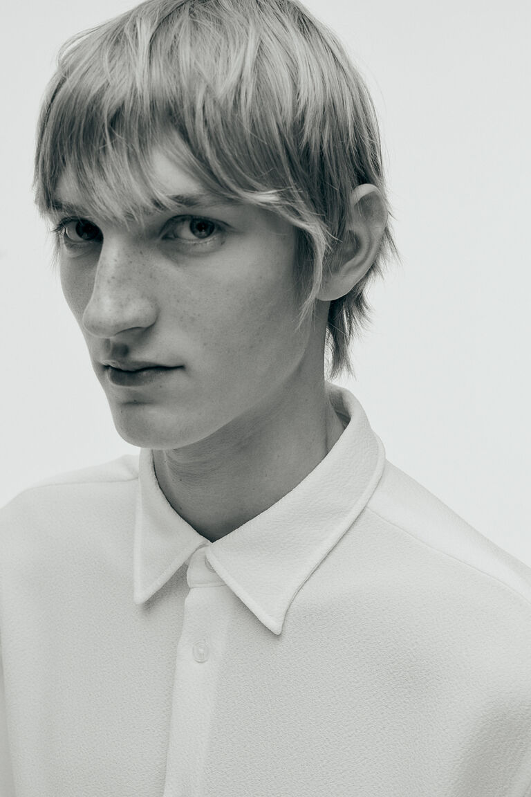 เสื้อเชิ้ตผ้าเครปทรงพอดีตัว