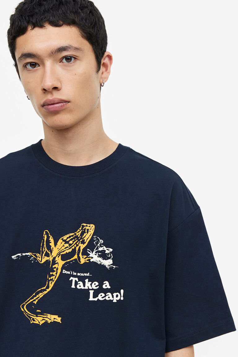 เสื้อยืดพิมพ์ลายทรงหลวม