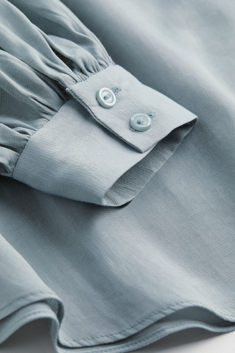 Balloon-sleeved blouse