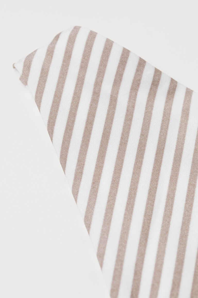 V-shaped bikini bottoms