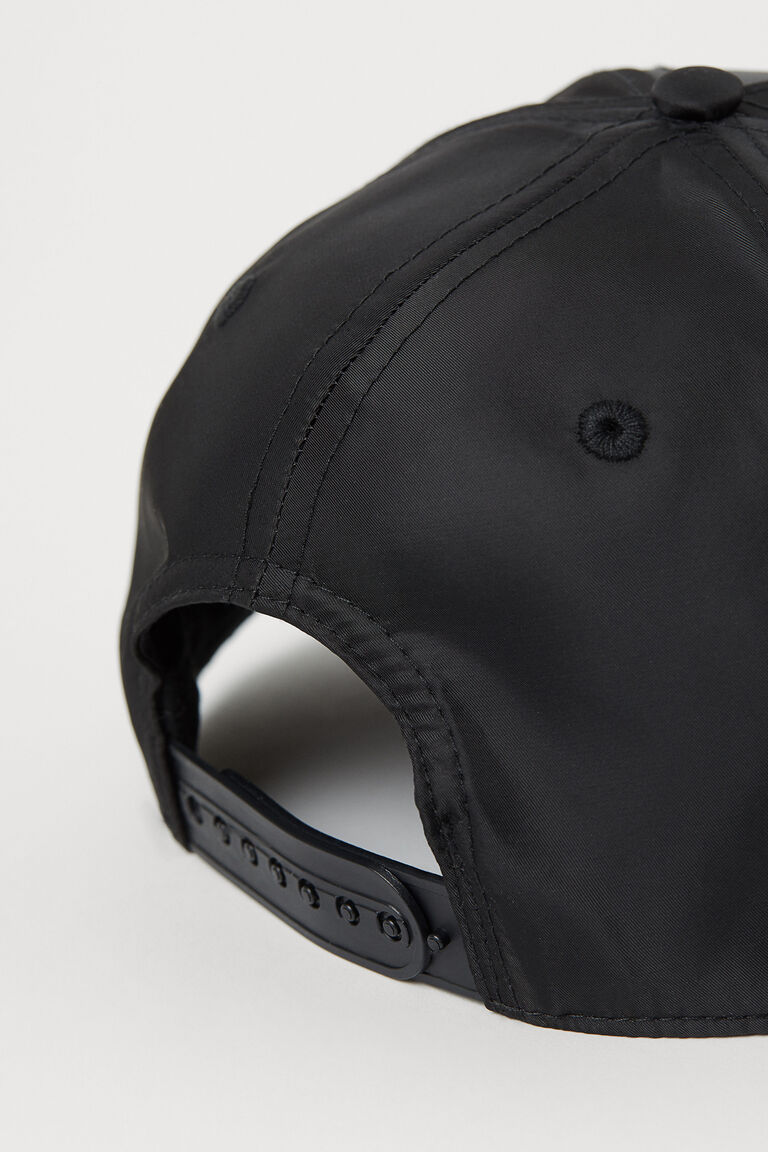 Cap with an appliqué