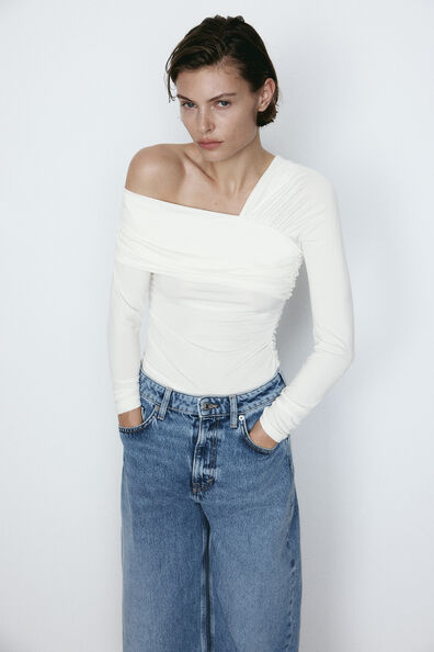 Asymmetric-neck top