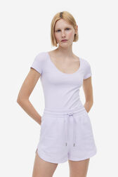 ซื้อ เสื้อยืดเข้ารูป สี ออนไลน์ สำหรับผู้หญิง | H&M Thailand