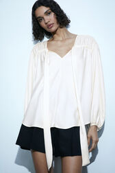 ซื้อ เสื้อเบลาส์แต่งดีเทลเชือกรูด สีขาว ออนไลน์ สำหรับผู้หญิง | H&M ...
