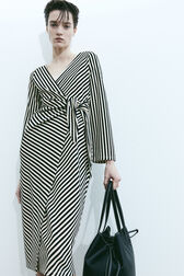 ซื้อ ชุดเดรสเจอร์ซีย์แบบพาดด้านหน้า สี ออนไลน์ สำหรับผู้หญิง | H&M Thailand