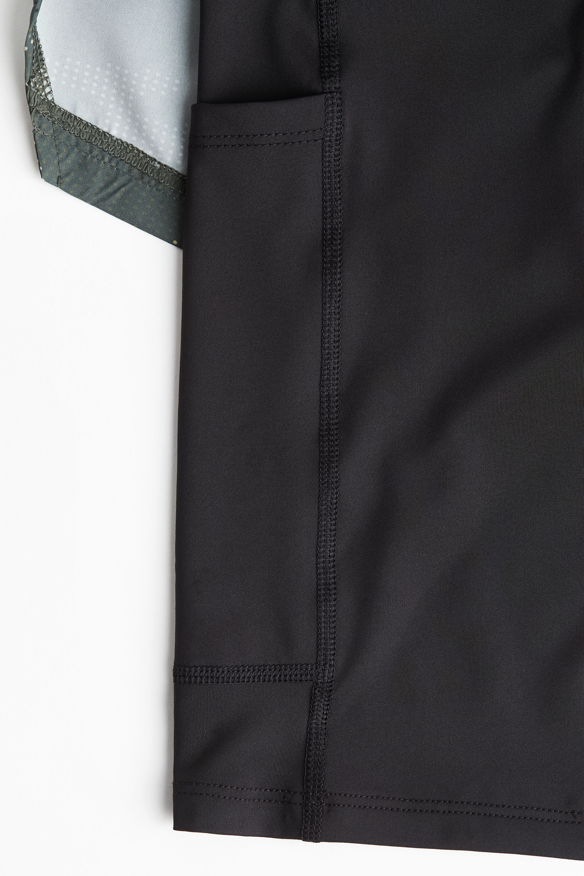 Double-layered sports shorts with DryMove™